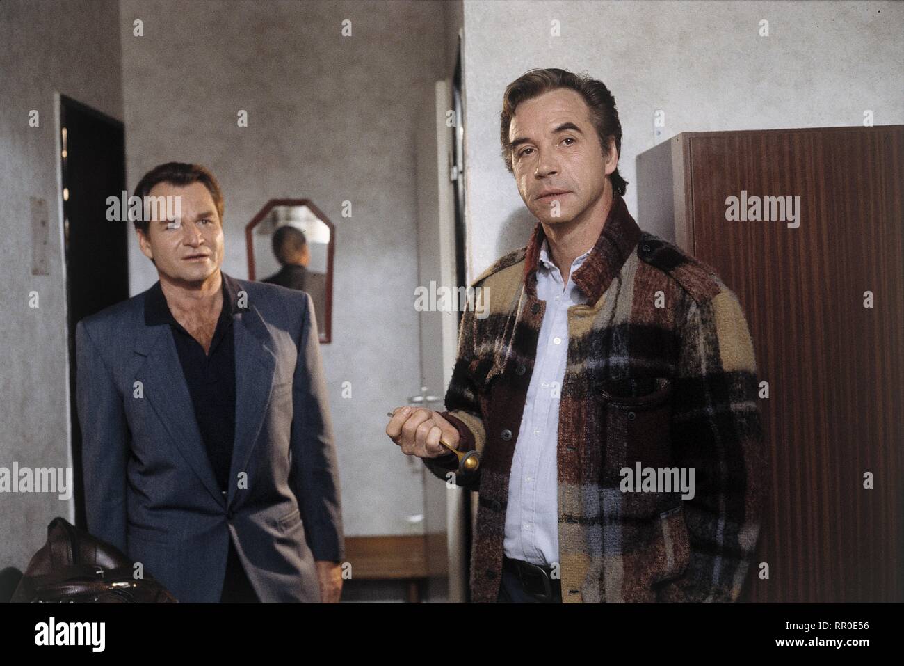 DERRICK / Schrei / BRD 1991 / Szene mit Inspektor Klein (FRITZ WEPPDER ...