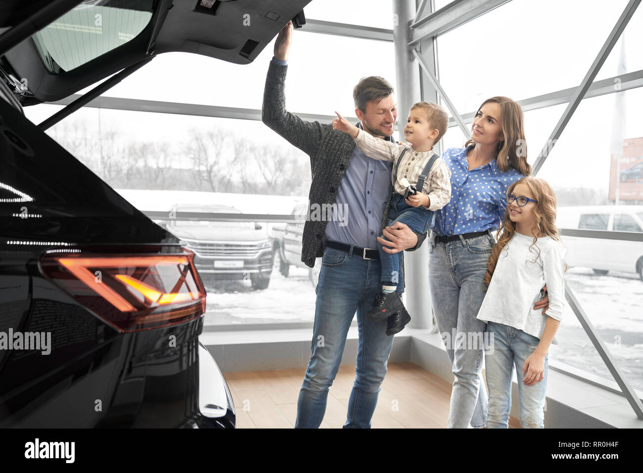 Parents with daughter in car dealership hi-res stock photography and ...