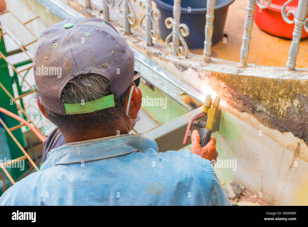 Man welding roof hi-res stock photography and images - Alamy