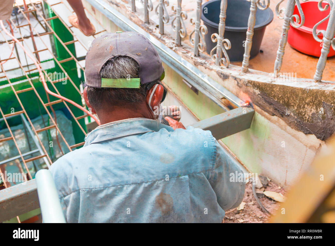 Man welding roof hi-res stock photography and images - Alamy