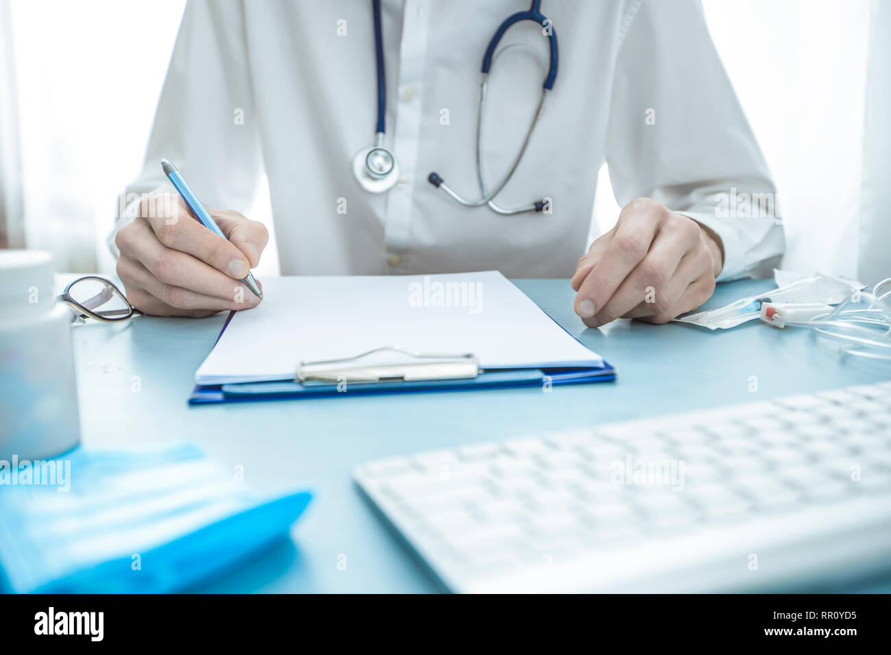 Doctor writing chart report hi-res stock photography and images - Alamy