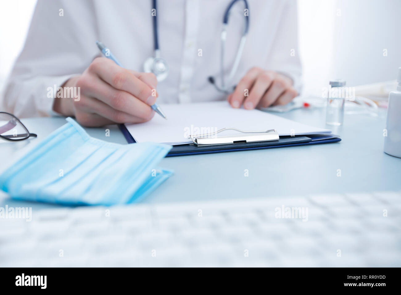 Doctor writing chart report hi-res stock photography and images - Alamy