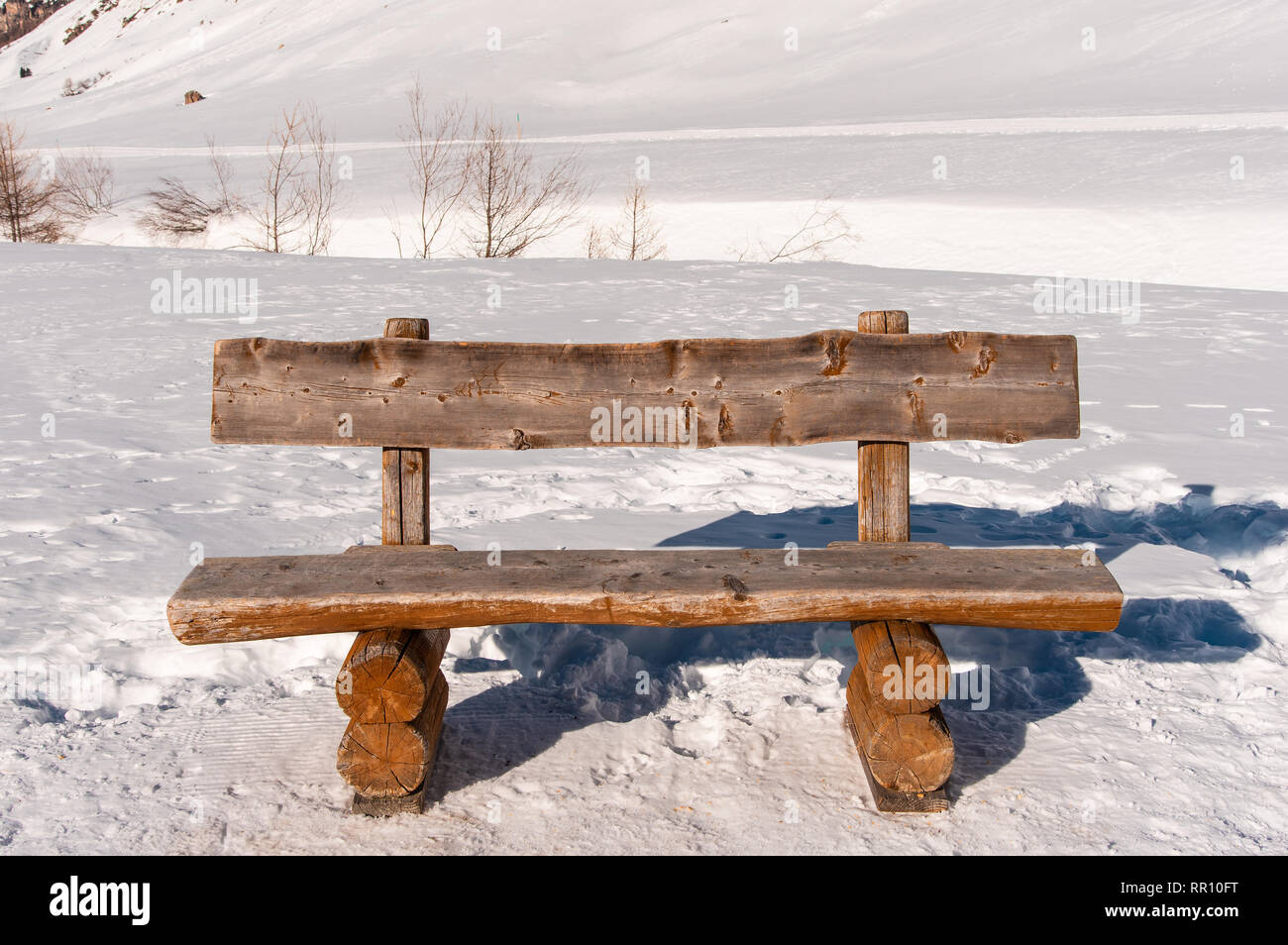 Bench snow hi-res stock photography and images - Alamy