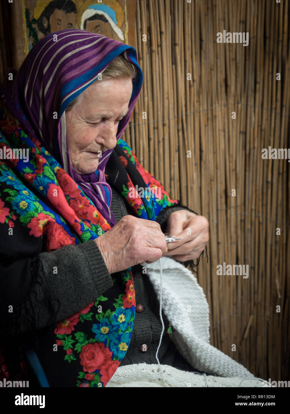 Lady knitting hi-res stock photography and images - Alamy