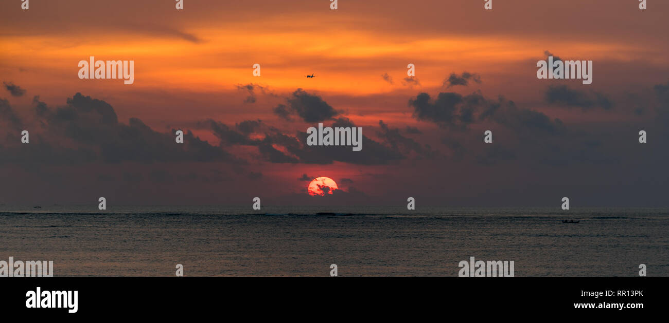 Plane flying into the sun hi-res stock photography and images - Alamy