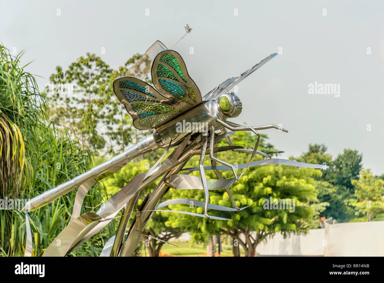 Dragonfly sculpture at Gardens by the Bay, Singapore Stock Photo - Alamy