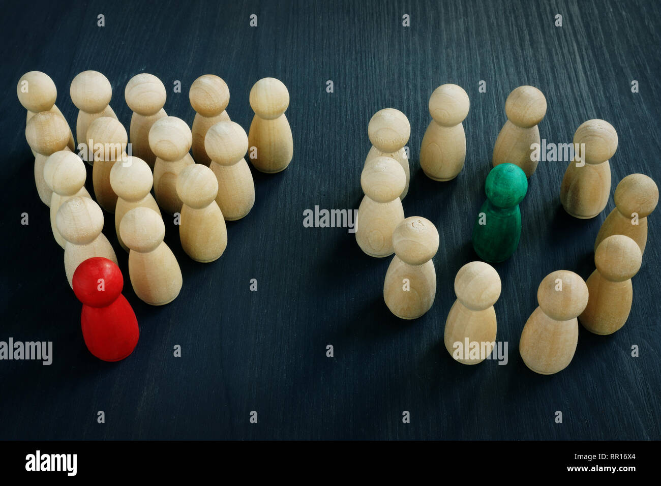 Types of organizational structure of company. Traditional and flat ...