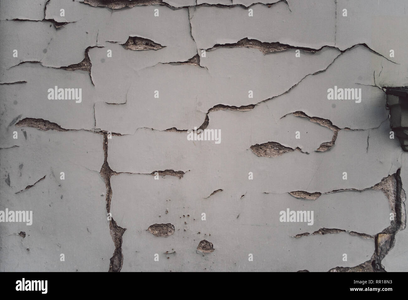 White plaster wall with cracks Stock Photo - Alamy