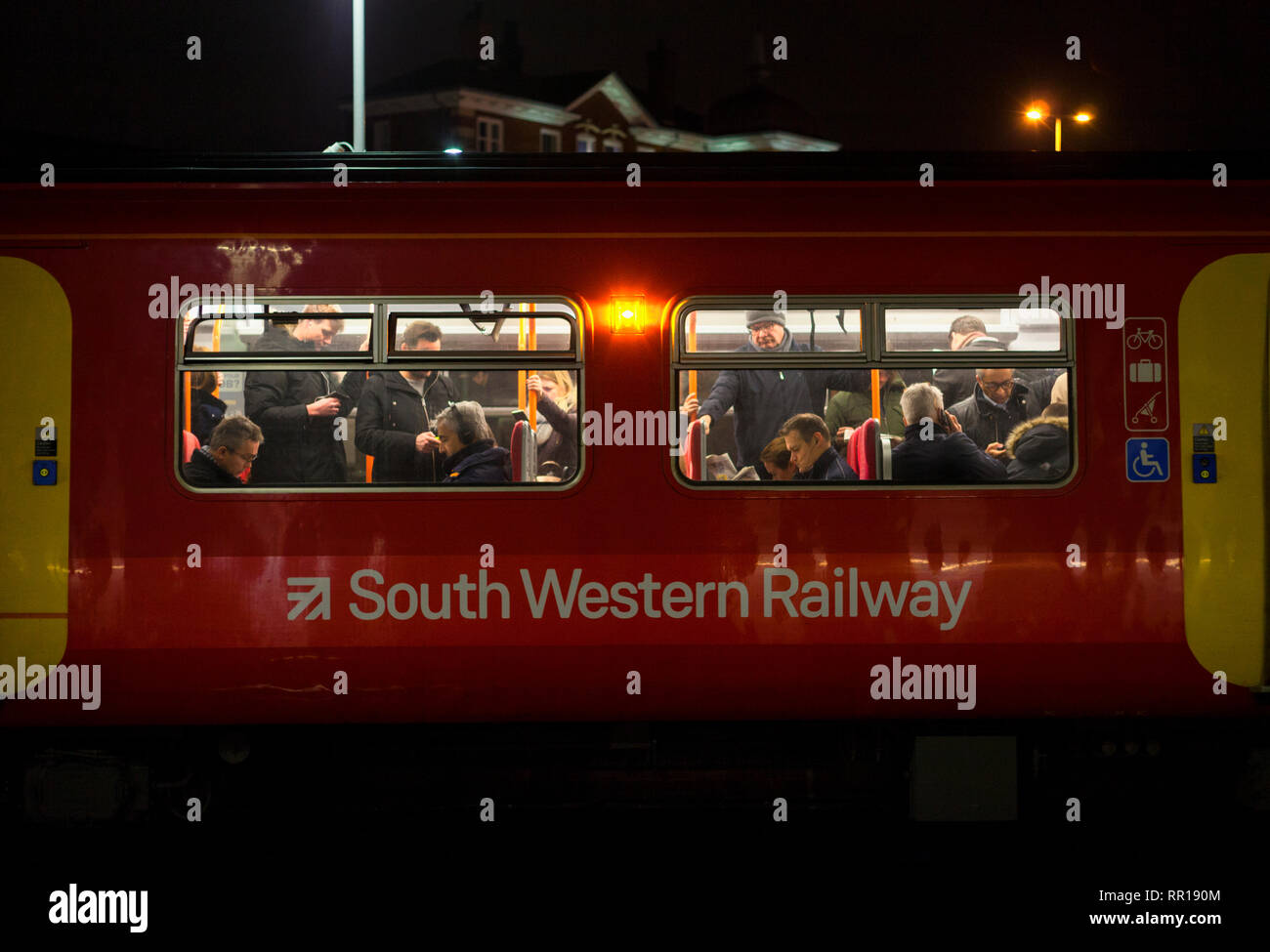 Overcrowded train uk hi-res stock photography and images - Alamy