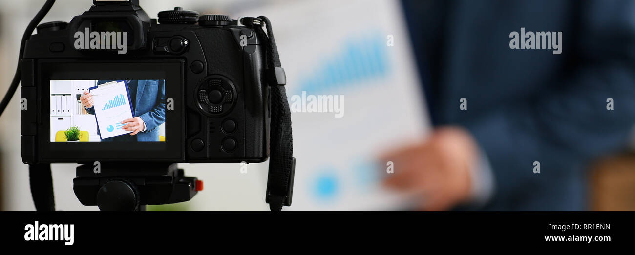 Male in suit and tie show stats graph pad Stock Photo - Alamy