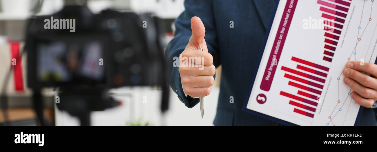 Male in suit and tie show confirm sign Stock Photo - Alamy