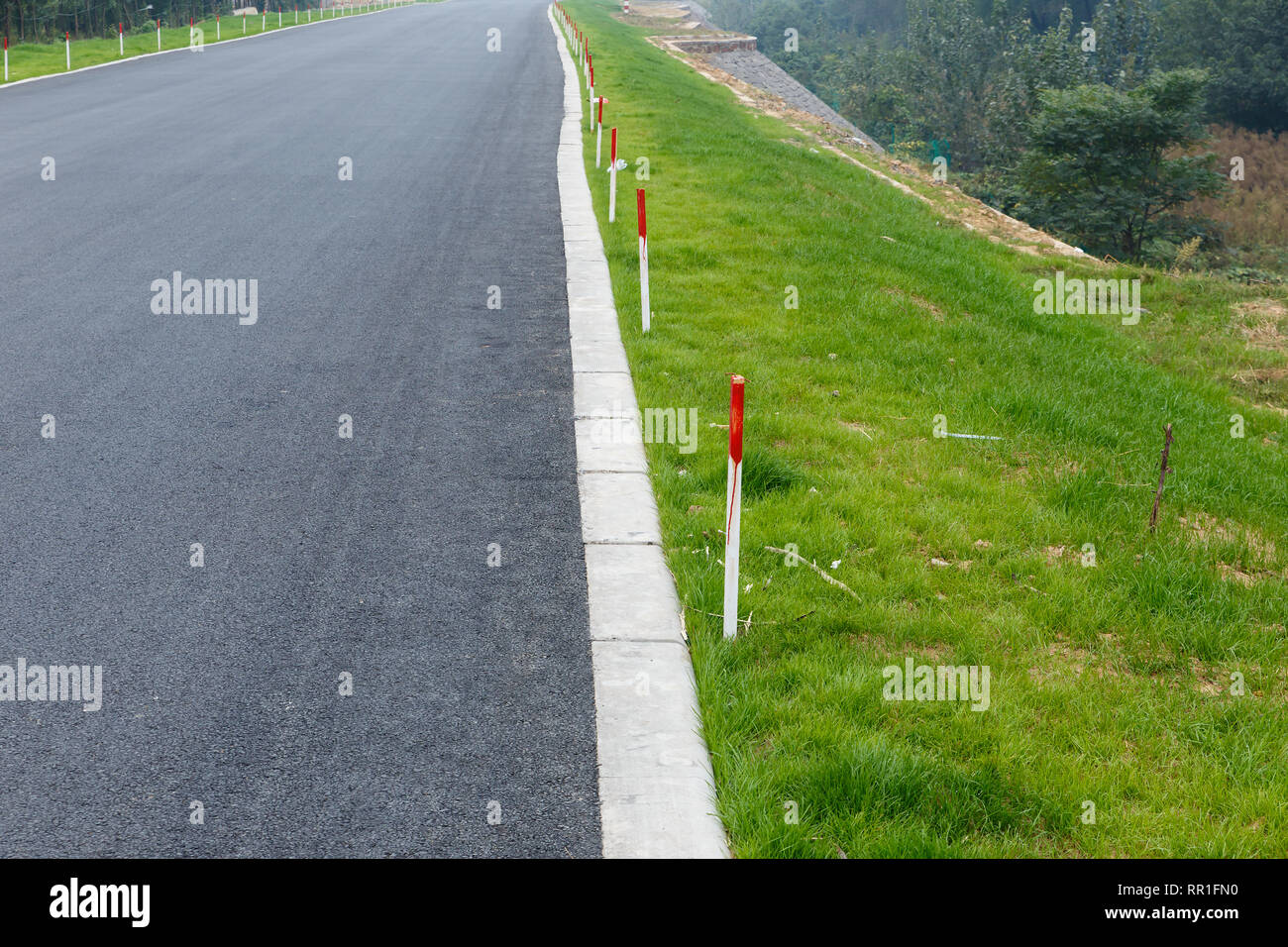 Roadside grass hi-res stock photography and images - Alamy