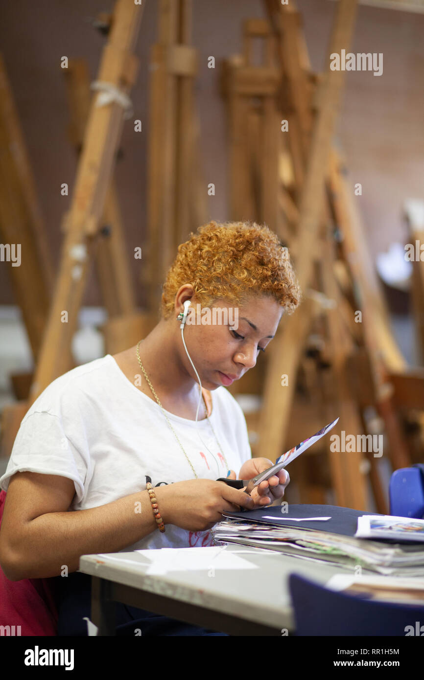 adults in a further education college studying art foundation Stock ...