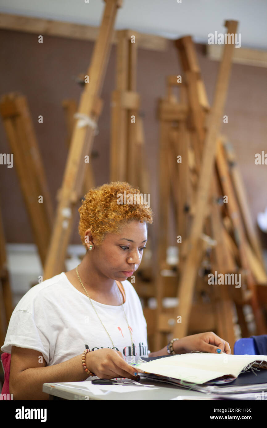 adults in a further education college studying art foundation Stock ...