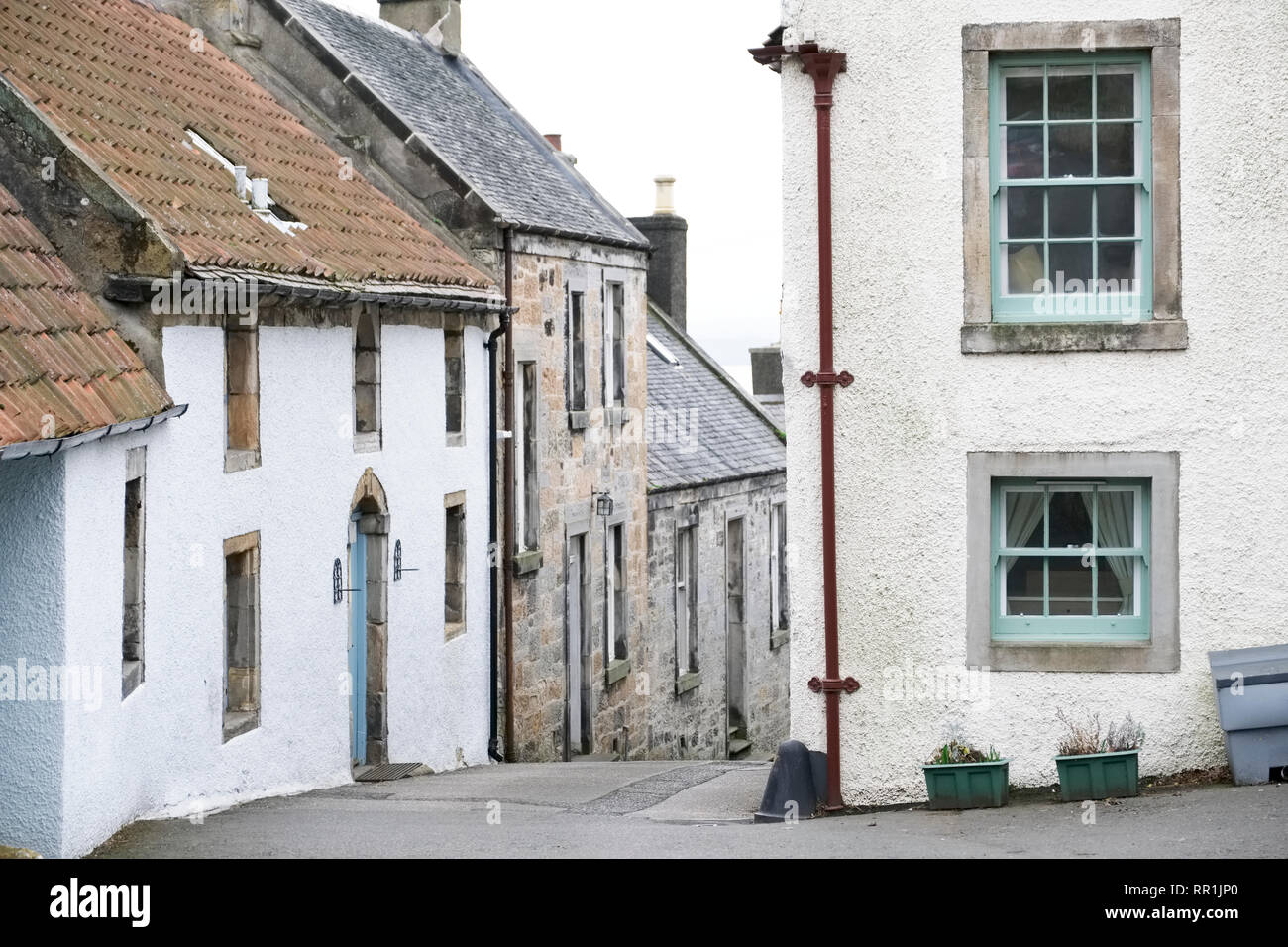 Culross fife Scottish village houses on road steep slope Stock Photo ...