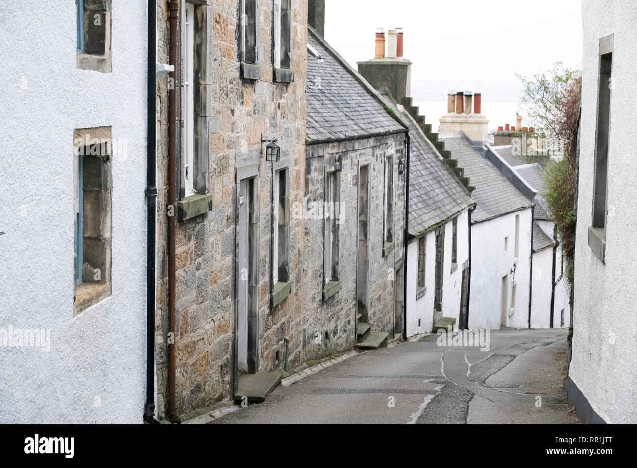 Culross fife Scottish village houses on road steep slope Stock Photo ...