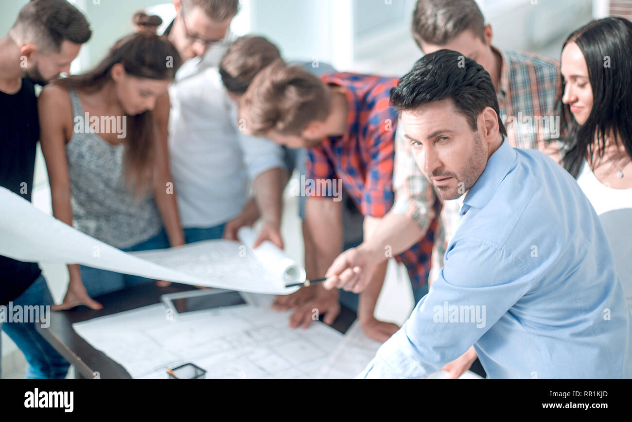 Man supervising employees work hi-res stock photography and images - Alamy
