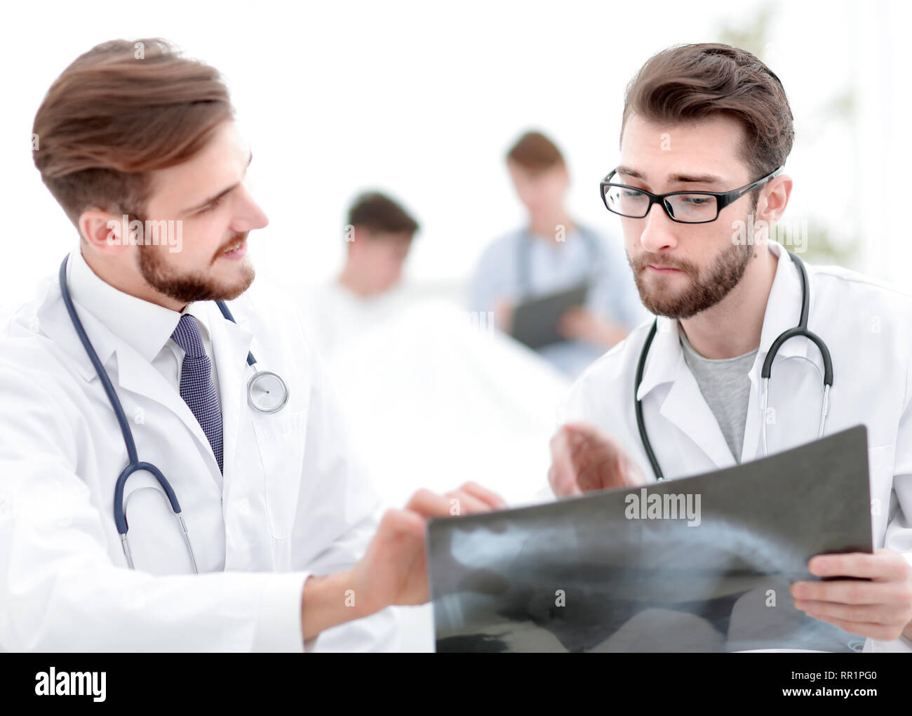 two doctors looking at x-ray Stock Photo - Alamy