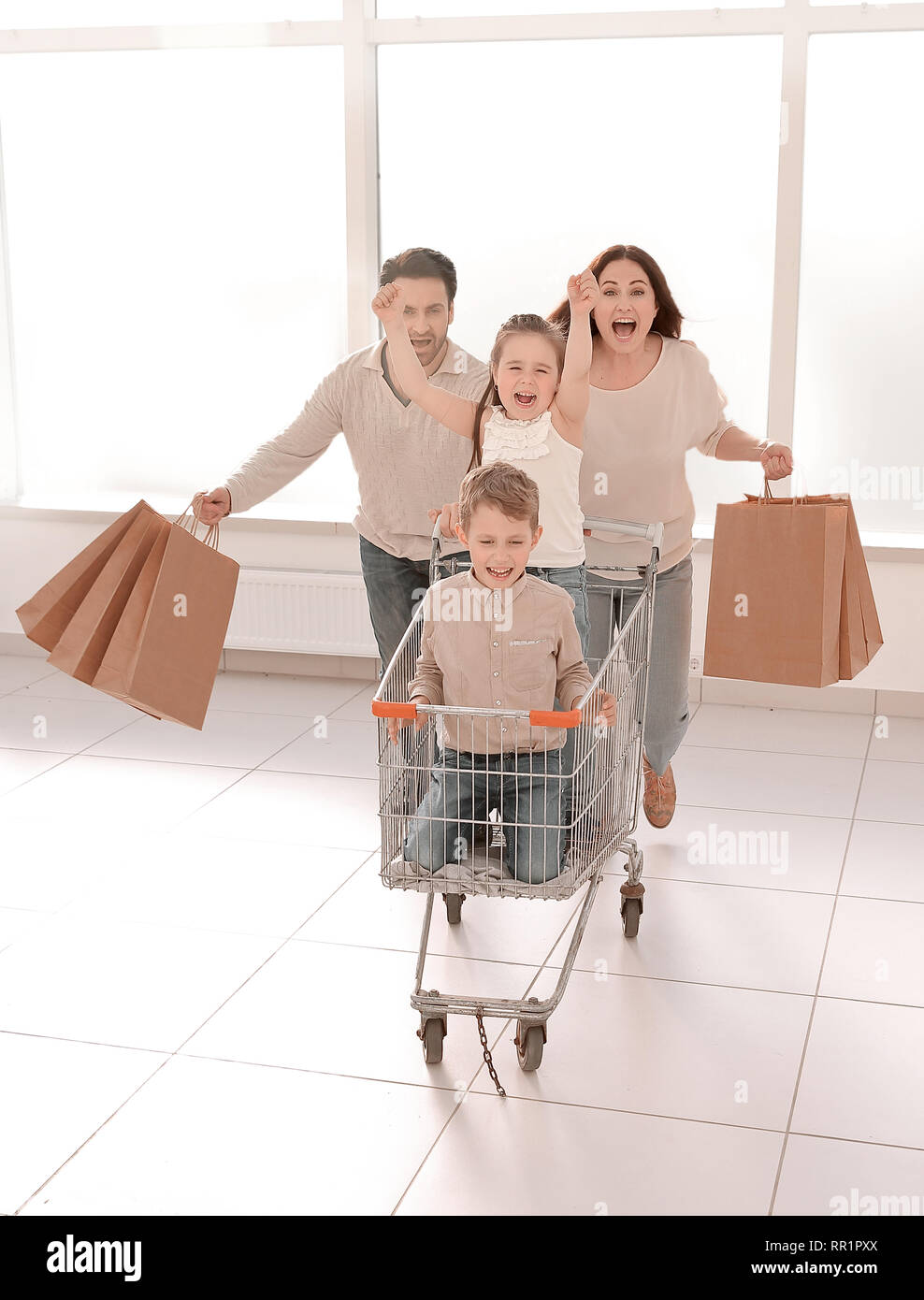 happy family in a hurry to shop Stock Photo - Alamy