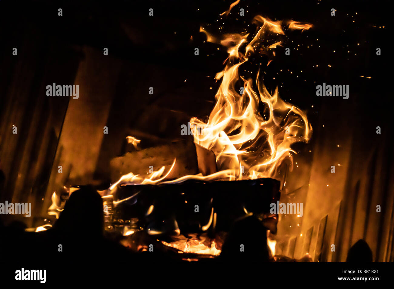 Fire in a open fire place Stock Photo - Alamy