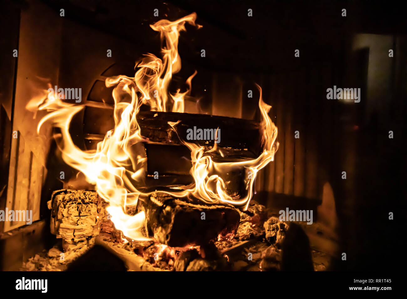 Fire in a open fire place Stock Photo - Alamy