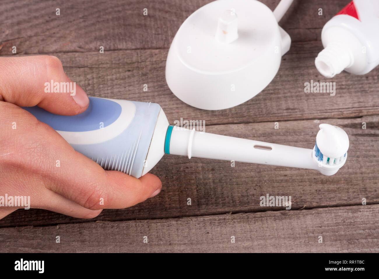 Hand hold toothpaste hi-res stock photography and images - Alamy