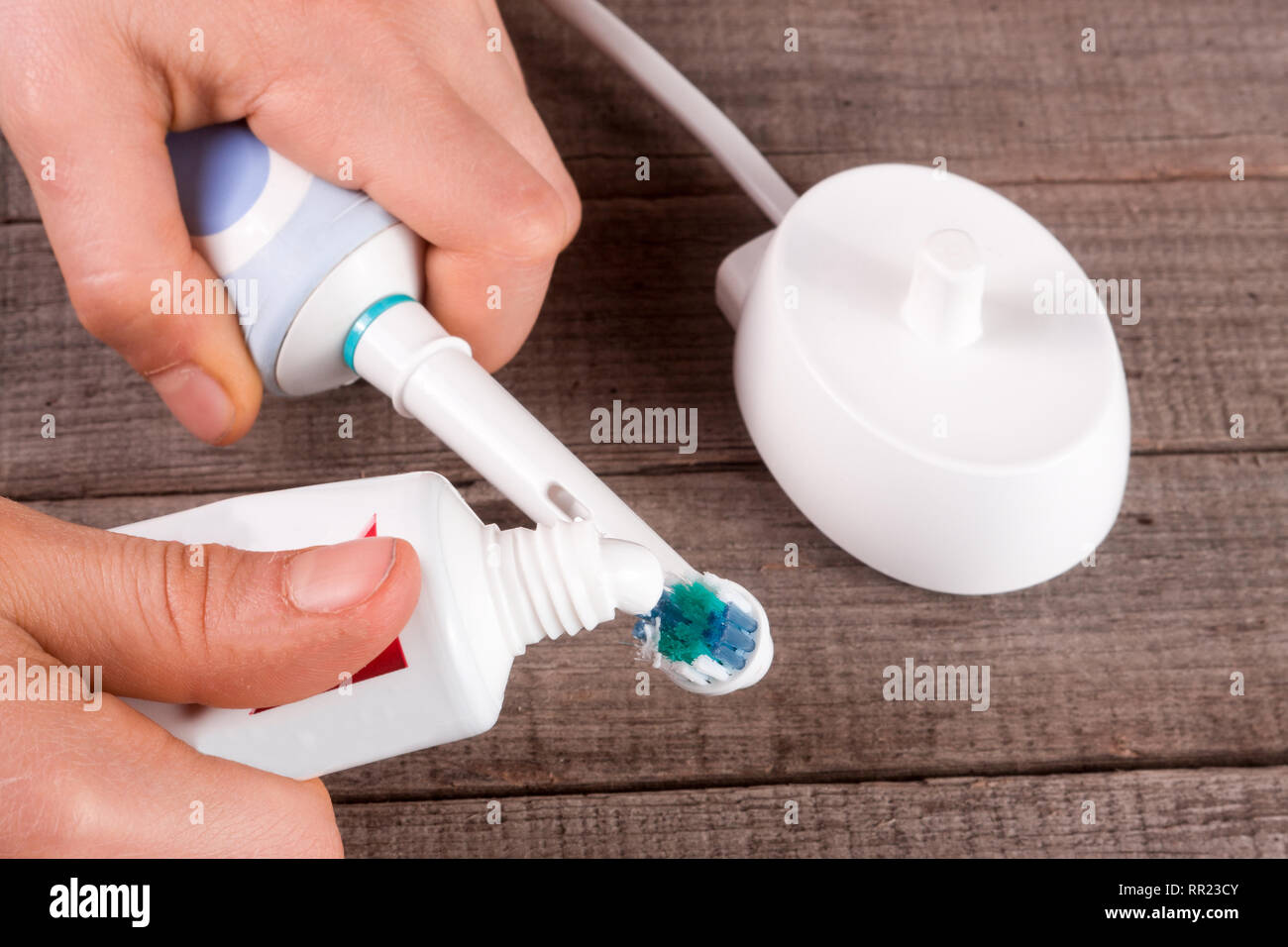 Hand hold toothpaste hi-res stock photography and images - Alamy