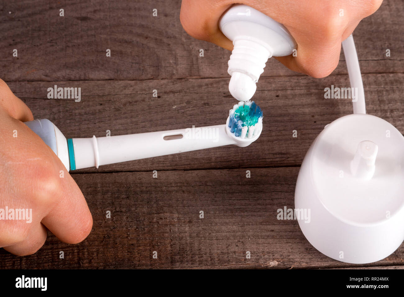 Hand hold toothpaste hi-res stock photography and images - Alamy