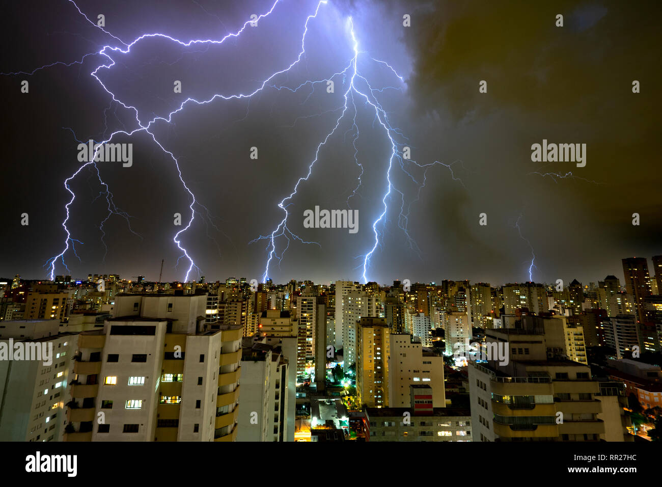 Thunderstorm and lightning hi-res stock photography and images - Alamy