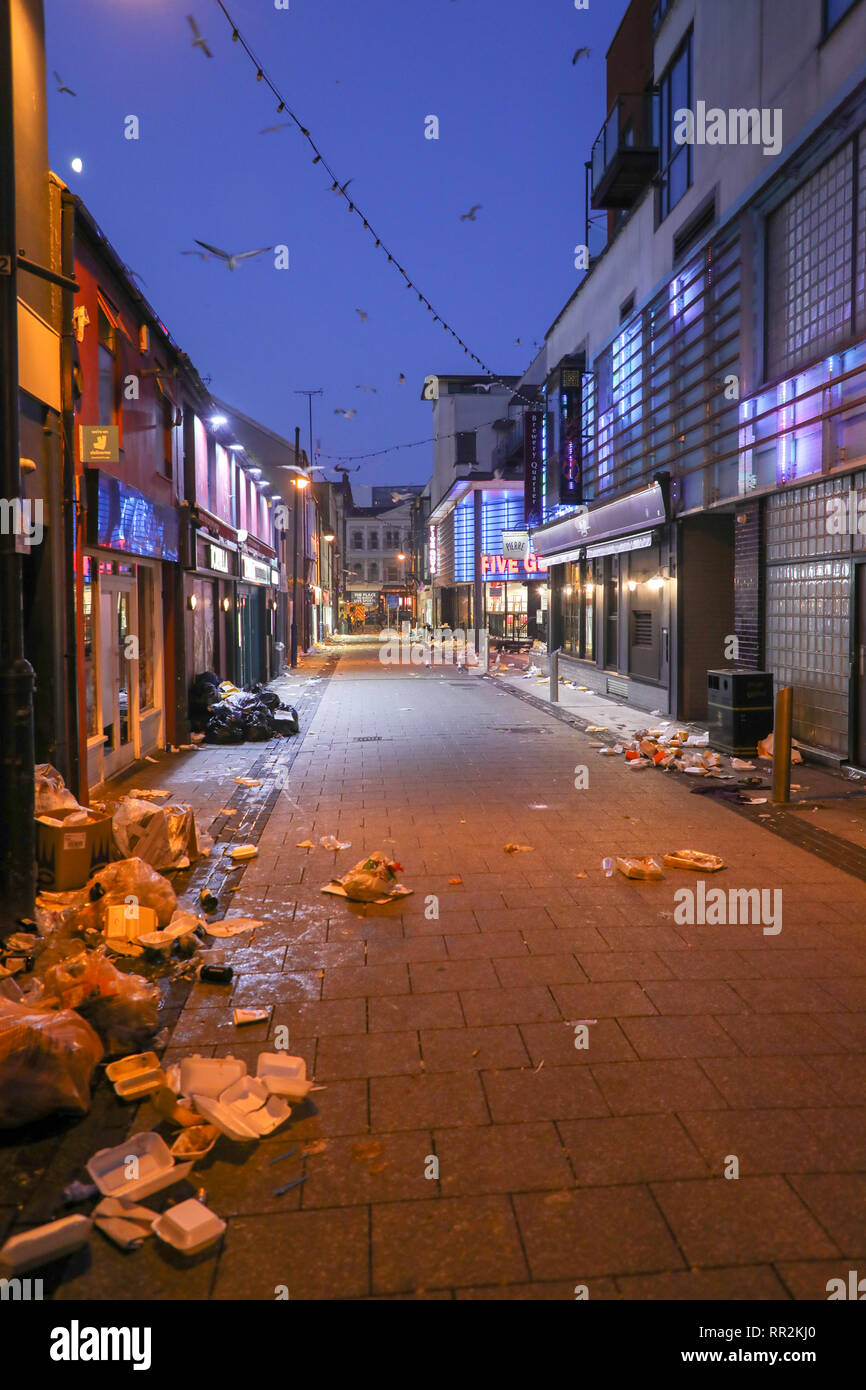 Cardiff streets night hi-res stock photography and images - Alamy