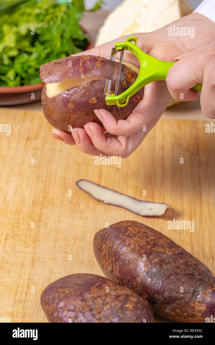 Woman hands peeling potato raw hi-res stock photography and images - Alamy