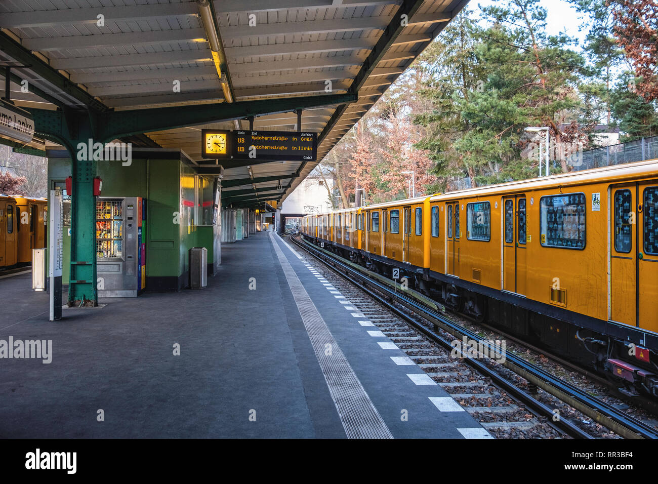 Berlin- Zehlendorf. Krumme Lanke U-Bahn Railway Station platform rail ...