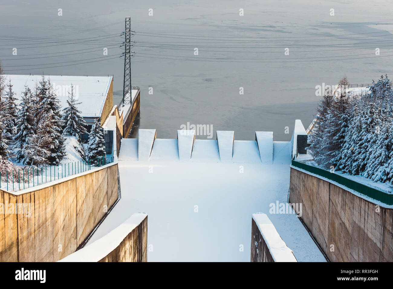 Hydroelectric dam and water drain hi-res stock photography and images ...