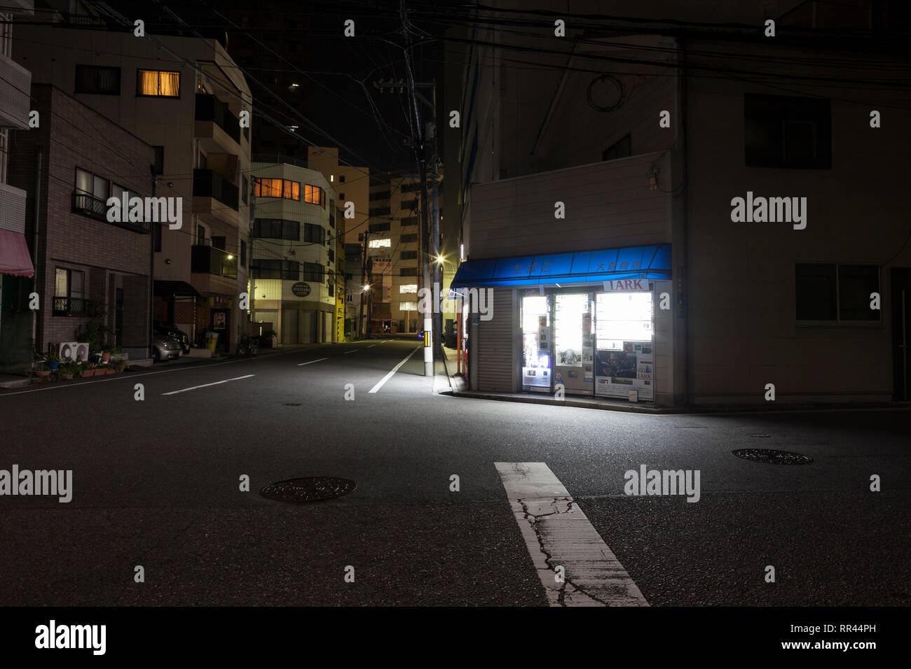 Vending machines at night hi-res stock photography and images - Alamy