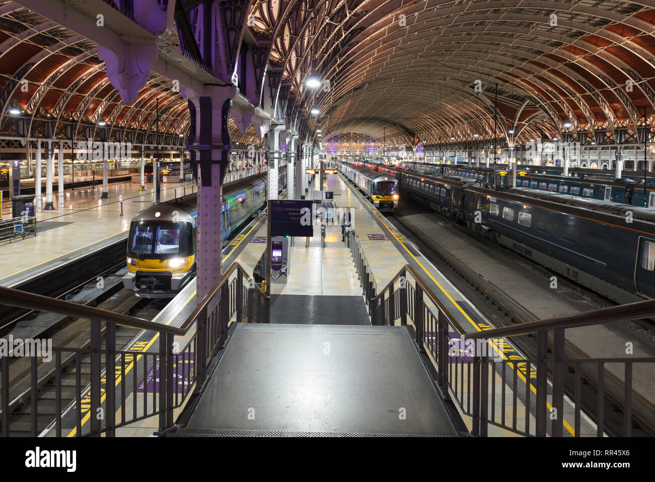 Heathrow airport night hi-res stock photography and images - Alamy