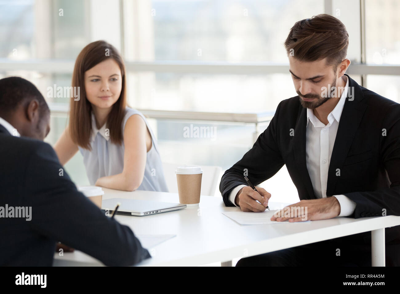 Signing agreement hi-res stock photography and images - Alamy