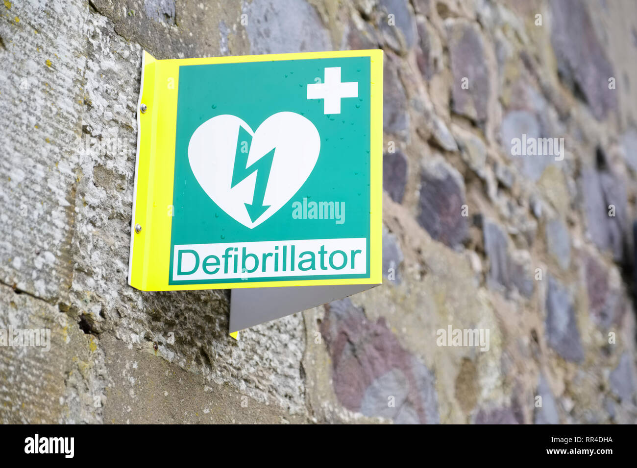 Defibrillator sign and symbol on wall Stock Photo - Alamy