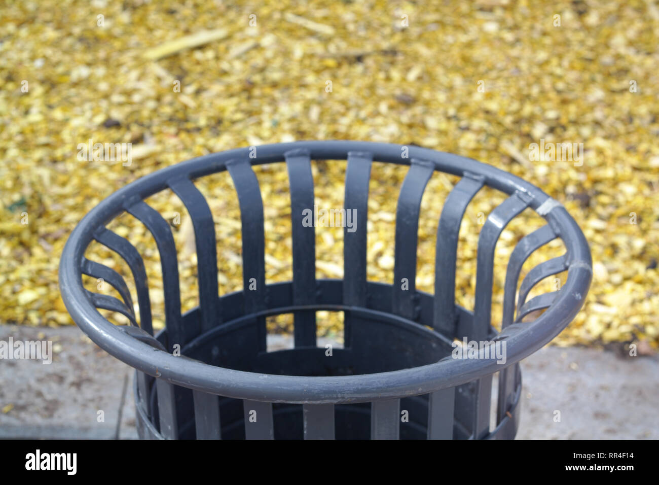 empty recycle bin Stock Photo - Alamy
