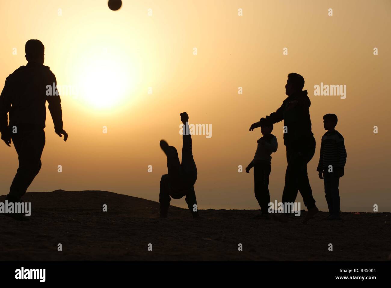 Gaza City, The Gaza Strip, Palestine. 24th Feb, 2019. Palestinian kids ...