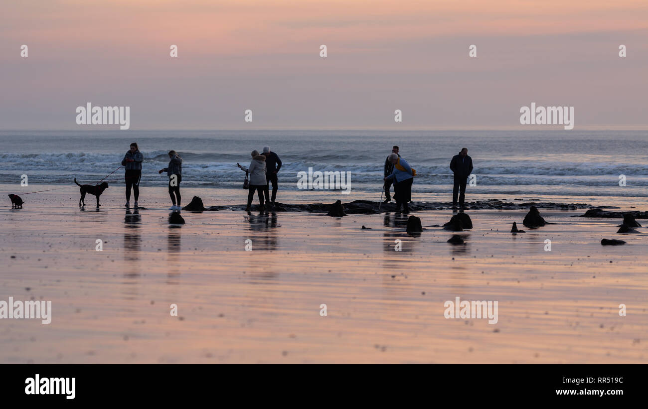 Borth, Ceredigion, Wales, UK 24th February 2019 UK Weather: People ...