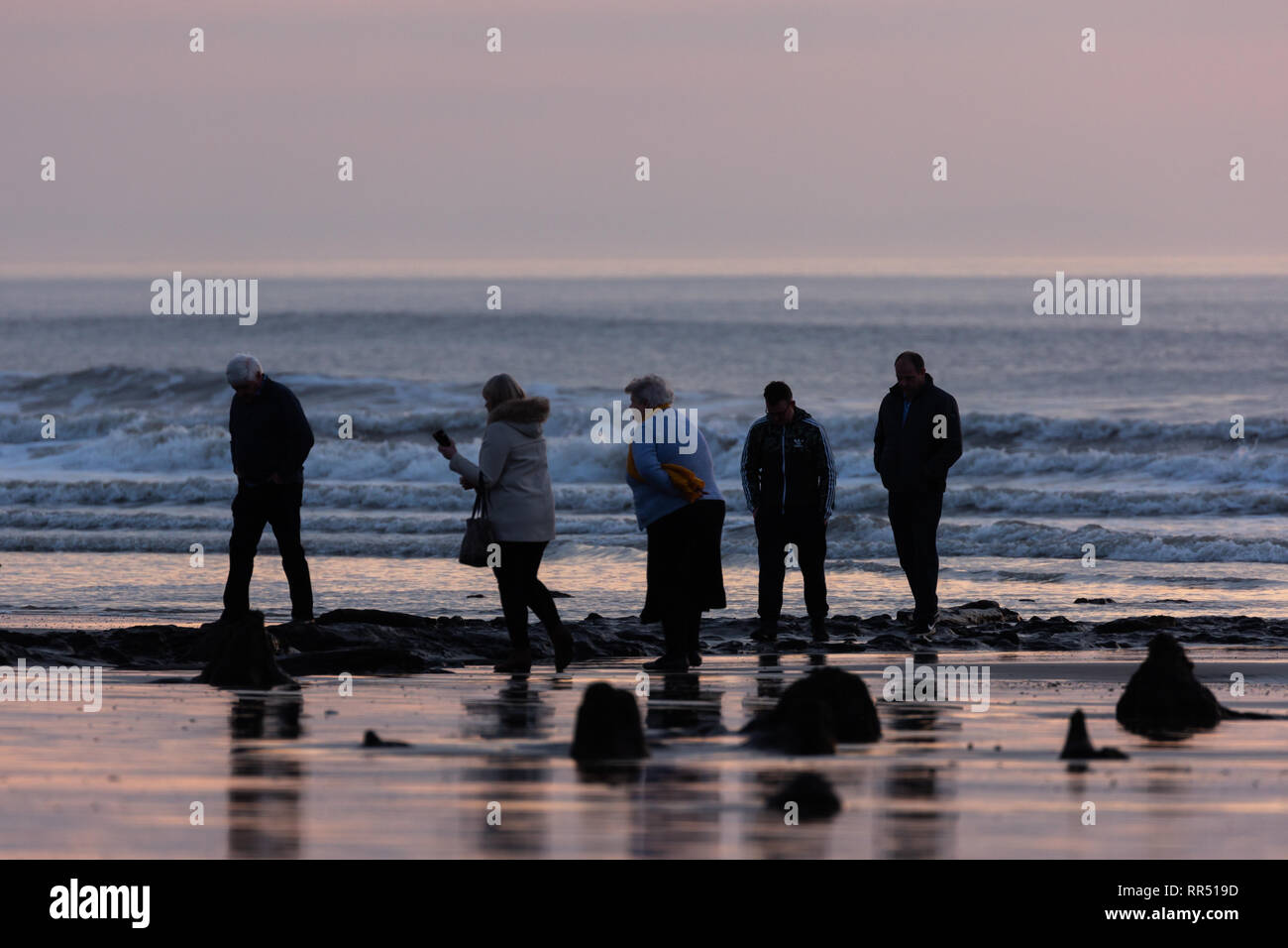 Borth, Ceredigion, Wales, UK 24th February 2019 UK Weather: People ...
