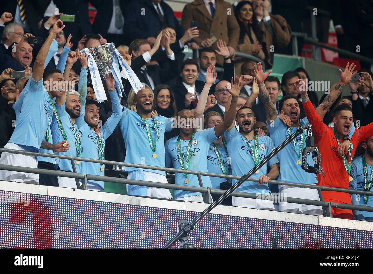 Chelsea lift the trophy hi-res stock photography and images - Alamy