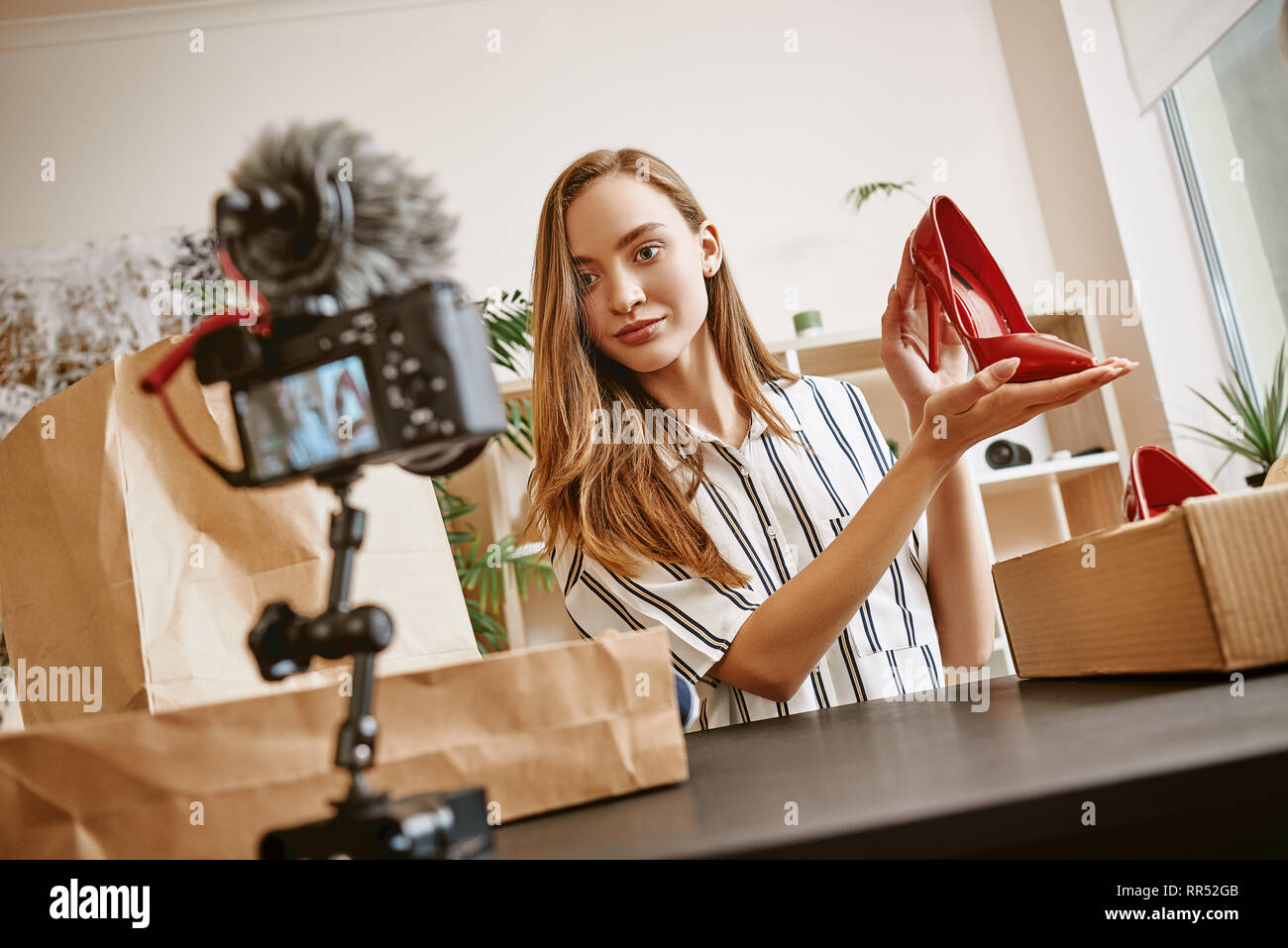 Blog screen fashion hi-res stock photography and images - Alamy