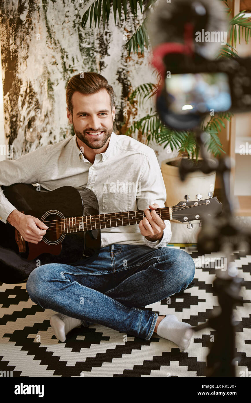 Youtube tutorial hi-res stock photography and images - Alamy