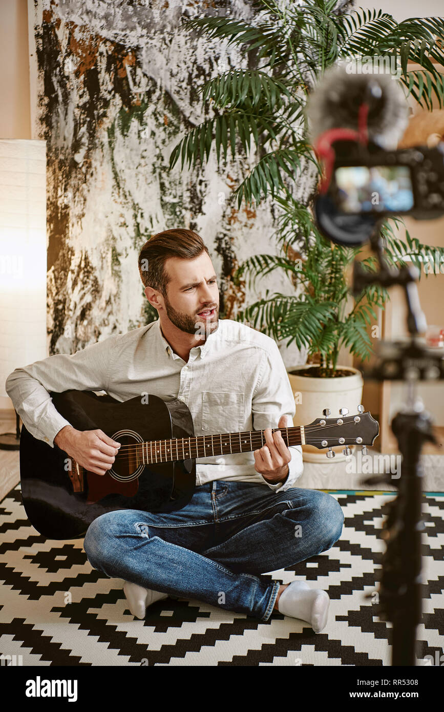 Youtube singer hi-res stock photography and images - Alamy