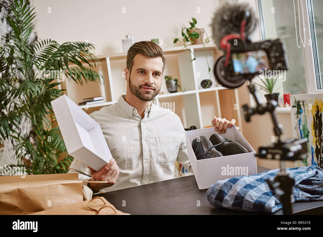 Review box hi-res stock photography and images - Alamy
