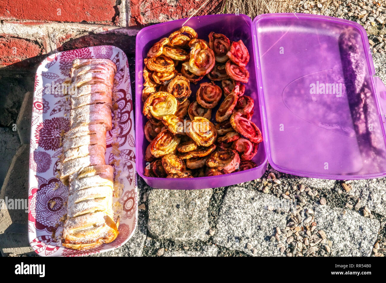 Plastic cake box hi-res stock photography and images - Alamy