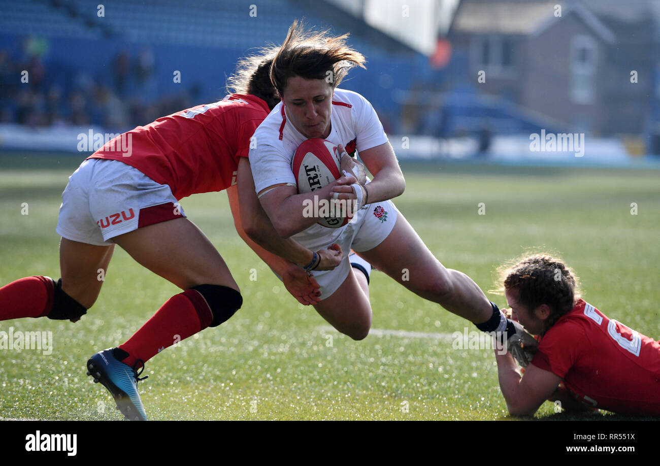 England's Katy Daley-Mclean scores the final try of the game during the ...