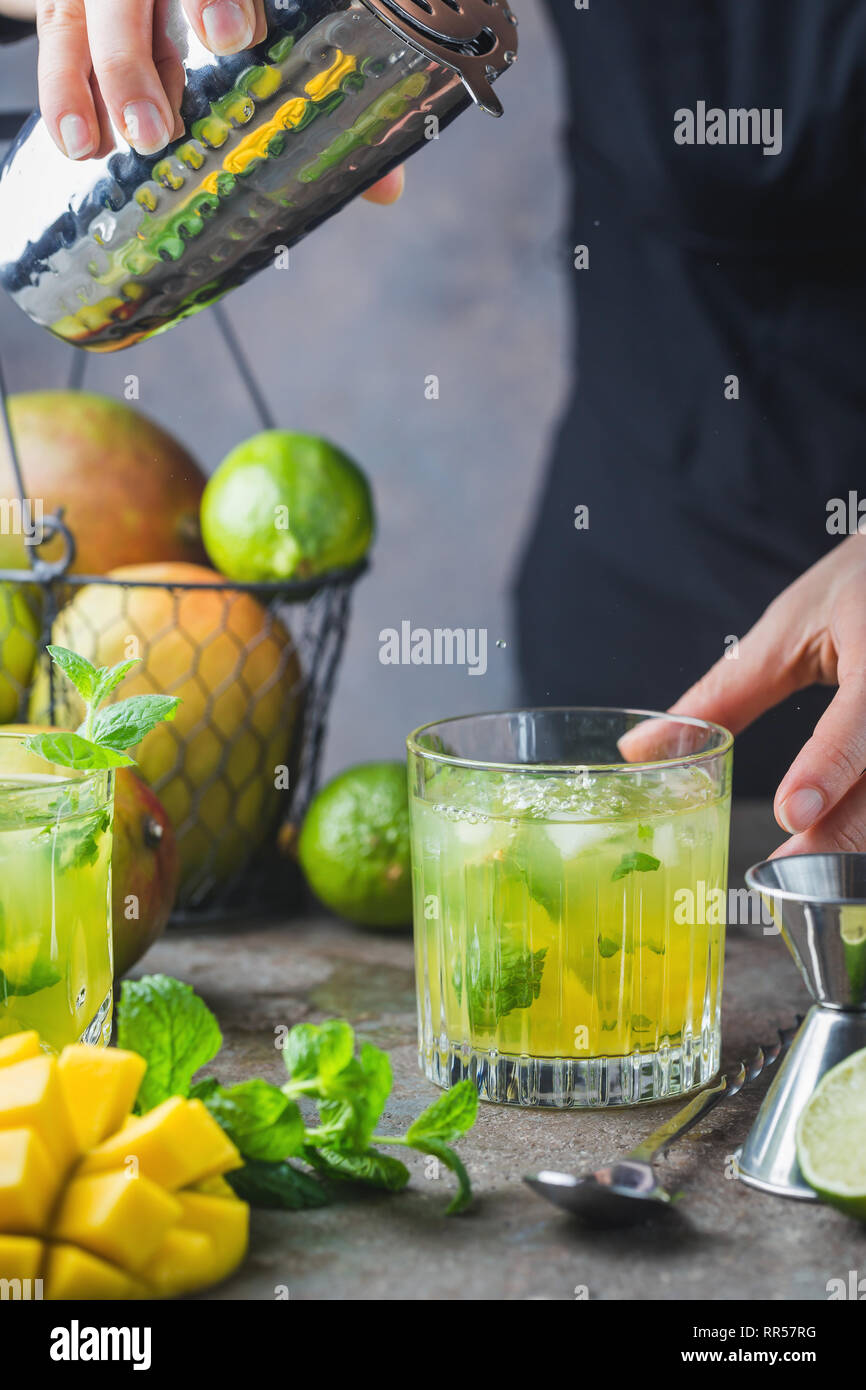 Mango mint mojito cocktail Stock Photo - Alamy