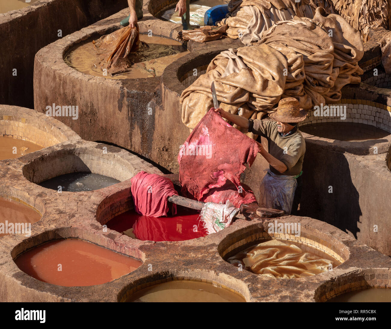 Fez tannery dye vats hi-res stock photography and images - Alamy